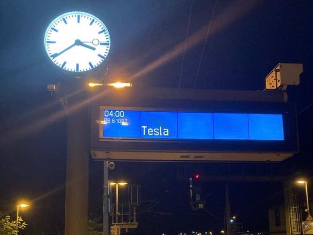 Tesla 柏林超級工廠增設員工穿梭火車 Giga Train 單次載客量達 400 人 | ezone