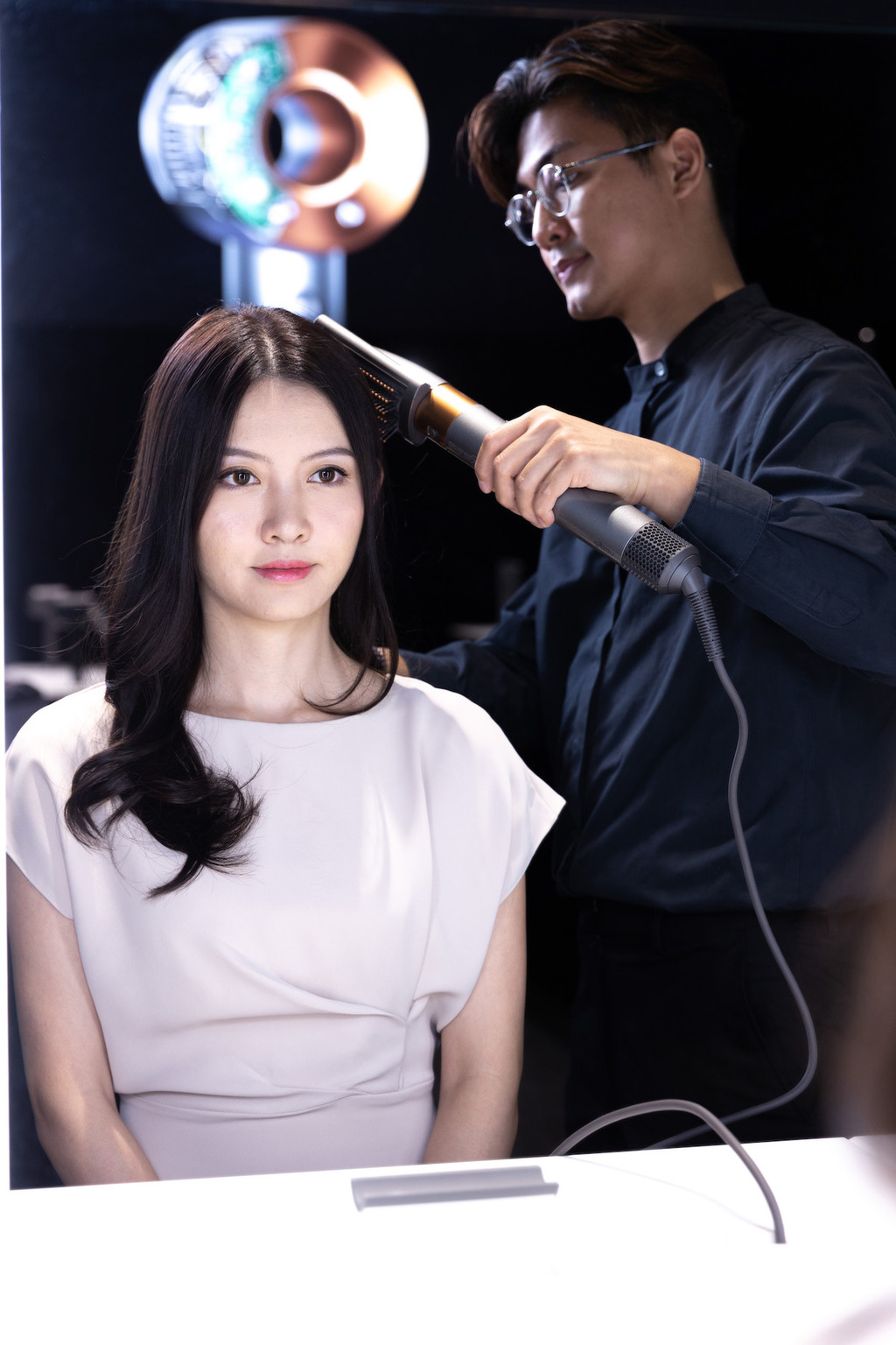 Dyson 於中環開設全港首間科研美髮體驗店！同場推出全新玄黑金系兼送專用底座 | ezone