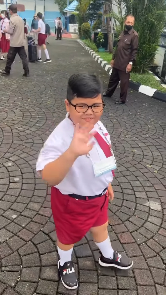 印尼爆紅肥仔Tatan 11歲近照曝光！曾棄標誌性光頭！惟獨肉肉身型不變！- U Beauty