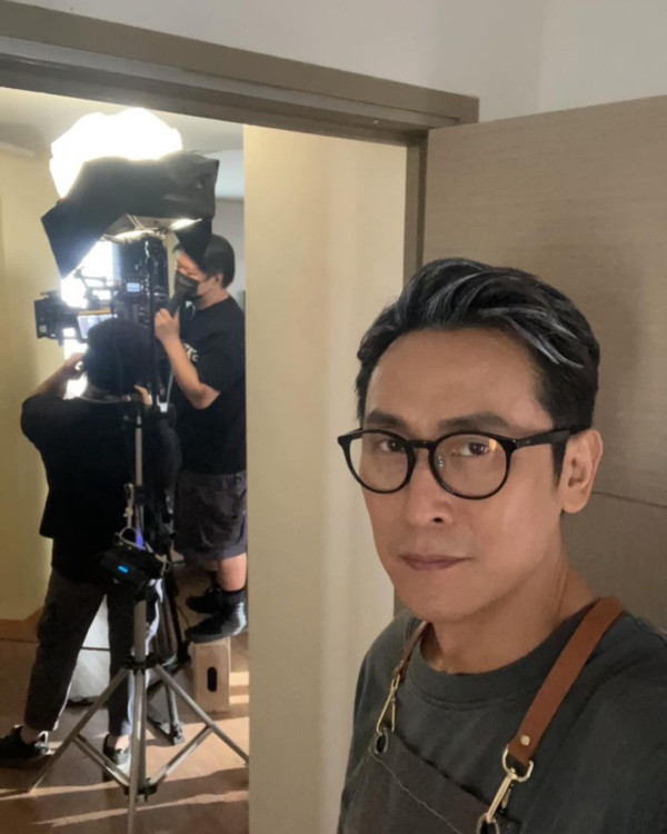 55歲TVB男星大馬登台deep V曬肌！現場唱《歲月如歌》遭網友批走音 | U Travel