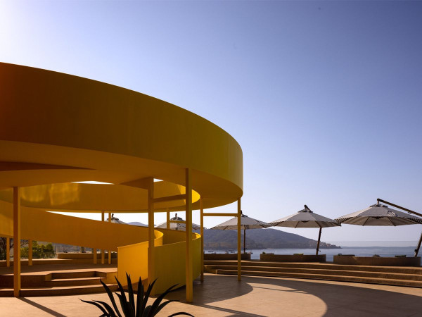 深圳南澳懸崖海景餐廳「苫也 Sanyea」 絕美日落靚景/水池圓形卡座/打卡旋轉樓梯 | U Travel