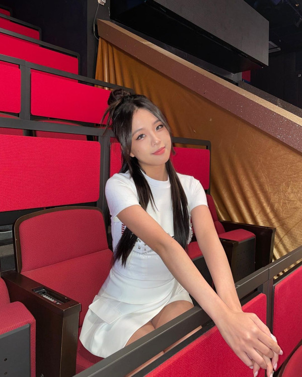 聲夢小花遊希臘化身「影后」曬玉背 網友讚出水芙蓉 跪求正面照 | U Travel