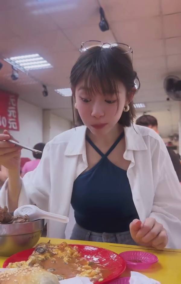 Edan林明禎台灣夜市行街被斷正？ 戀情疑曝光 網友反應兩極 | U Travel