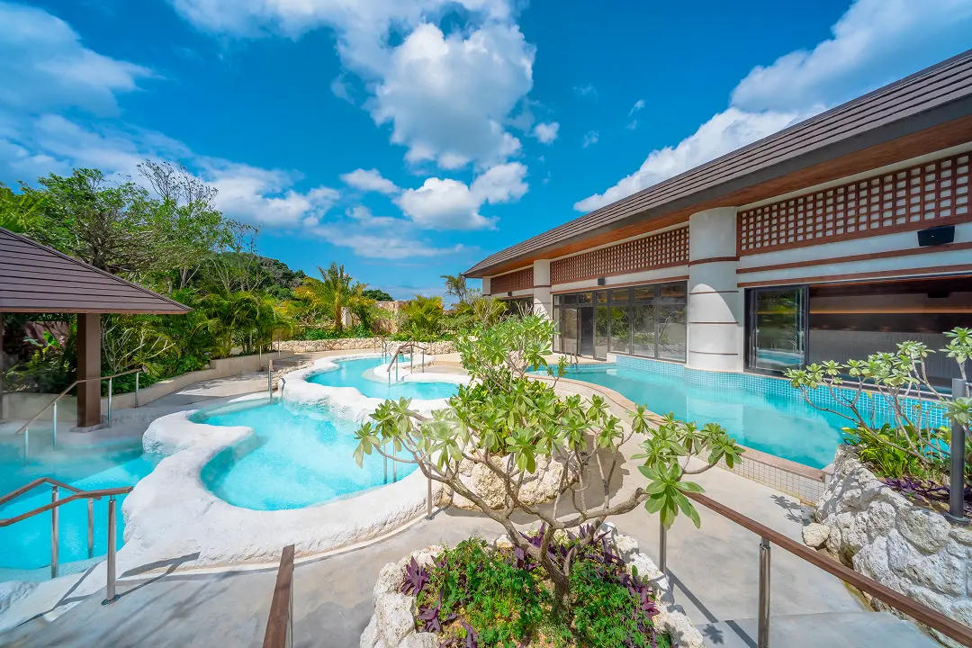 世界最大天然溫泉「SPA JUNGLIA」7月登陸沖繩！佔地2.6萬平方米/無邊際叢林靚景/近20種浴池 | U Travel