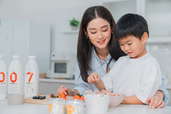 卡士乳酪推出全新產品「芒芒椰椰」 岑麗香攜大仔Jacob首次母子檔上陣拍攝支持 | U Food