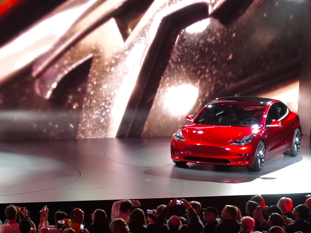 Model 3 準時出貨香港有排等 | ezone