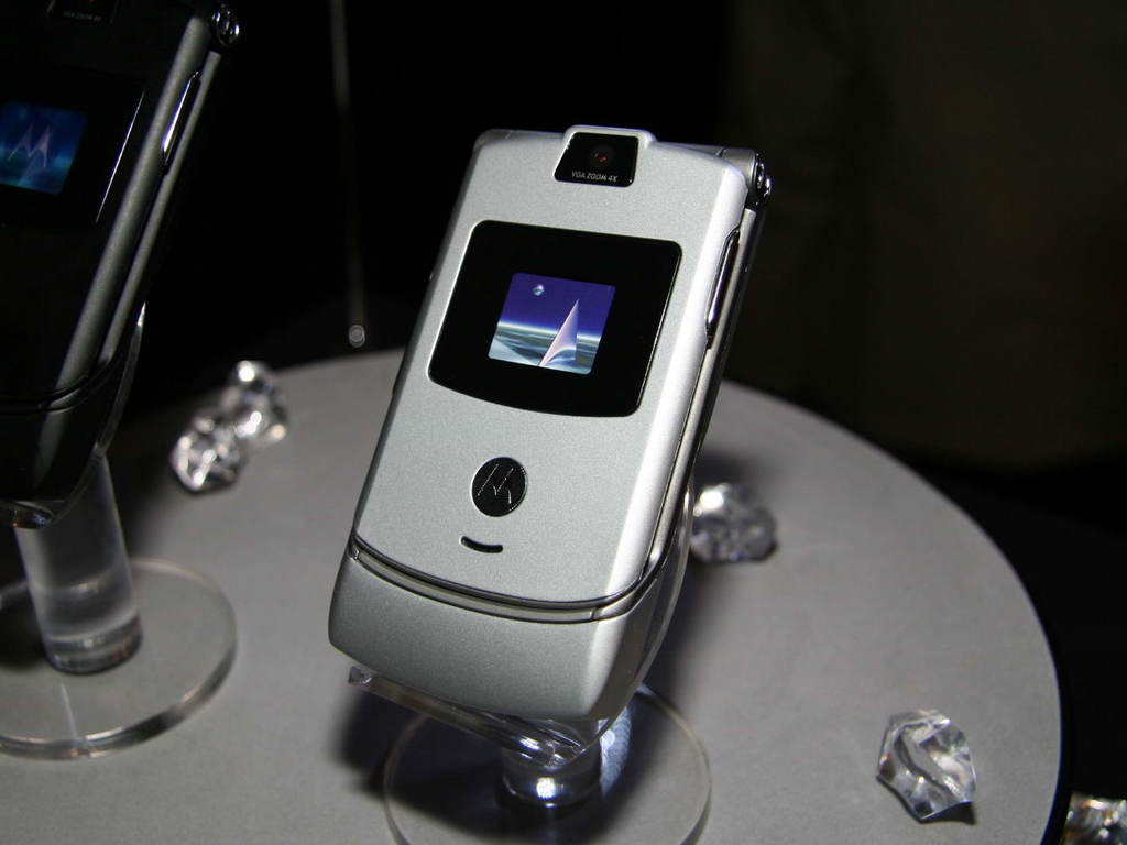 Motorola Razr V3 神機復刻！集體回憶！ | ezone