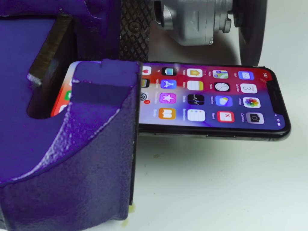 iPhone X劉海惹不滿 虐機狂人電鋸易容 | ezone