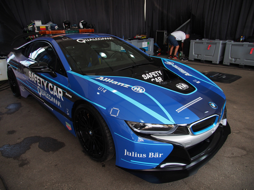 Qualcomm 加持！Formula E 寶馬安全車無線充電 | ezone