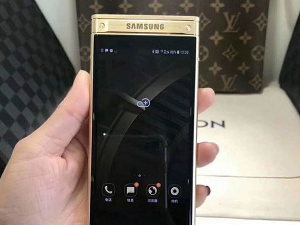 Samsung W2018 發布！F1.5 光圈、雙屏翻蓋設計 | ezone