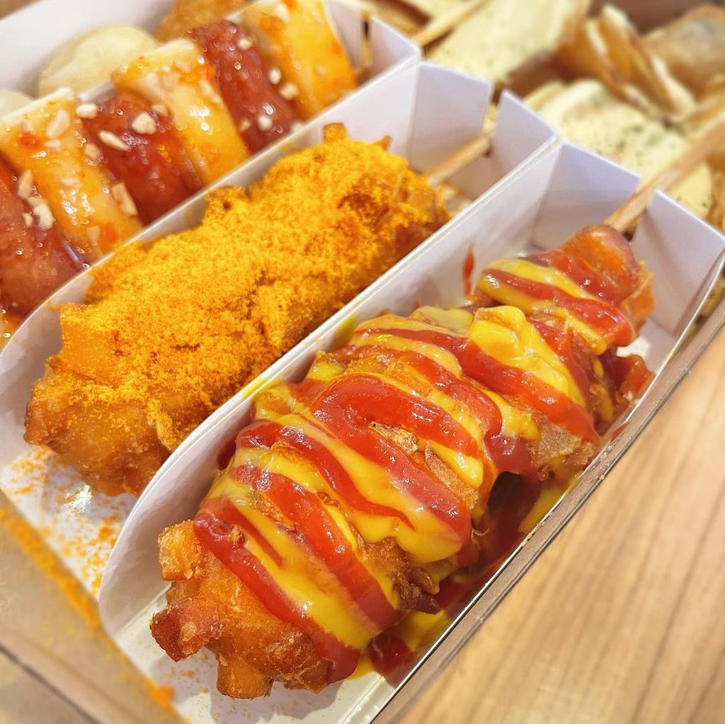 旺角美食｜旺角韓式餐廳全新韓風戲院小食盒！自選炸熱狗／香腸年糕串／滋味波／芝士薯片 | U Food