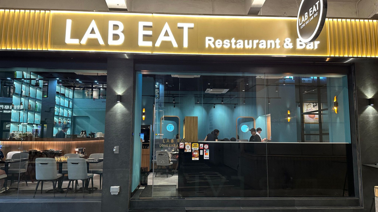 尖沙咀型格西餐廳Lab Eat推出全新雞尾酒菜單 海膽魚子醬多士／熱溶法國流心芝士沙律 | U Food
