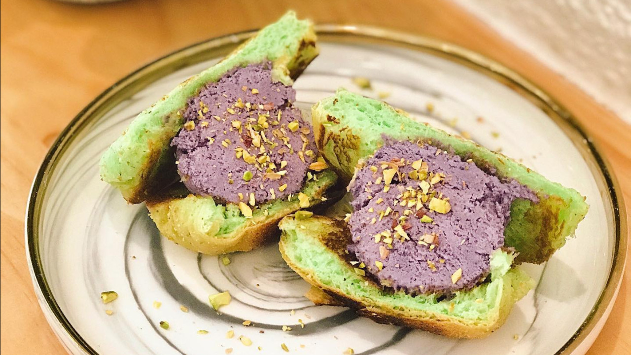 灣仔人氣菲律賓Fusion菜餐廳「Holy Gaw」 必試招牌雪糕三文治／斑蘭餐包+自家製香芋雪糕+開心果碎 | U Food