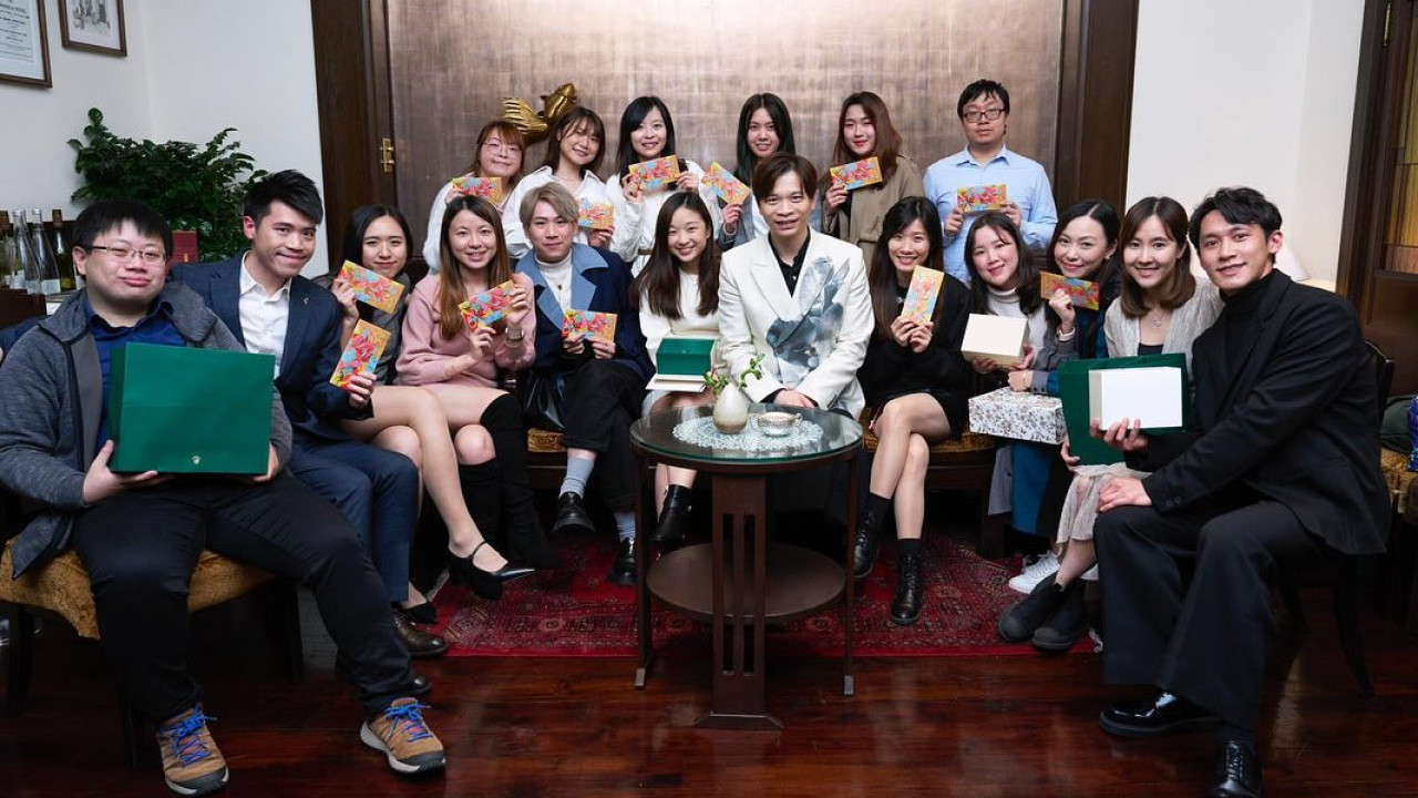 補習名師YY LAM林溢欣派完勞力士再派利是予林媽媽 一個條件由網民決定金額！ | UHK 港生活