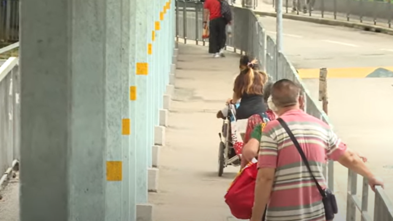 沙田神奇有蓋行人路形同虛設！居民呻：好天曬，落雨淋！長者輪椅嬰兒車隨時互撞。 - PressMega