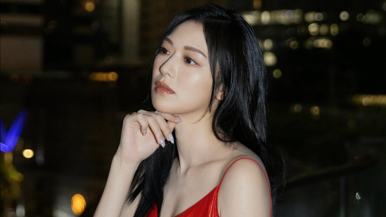 兩屆港姐冠軍黃嘉雯馮盈盈尷尬撞衫 偉大身材勢均力敵FYY慘在輸呢樣！ | UHK 港生活