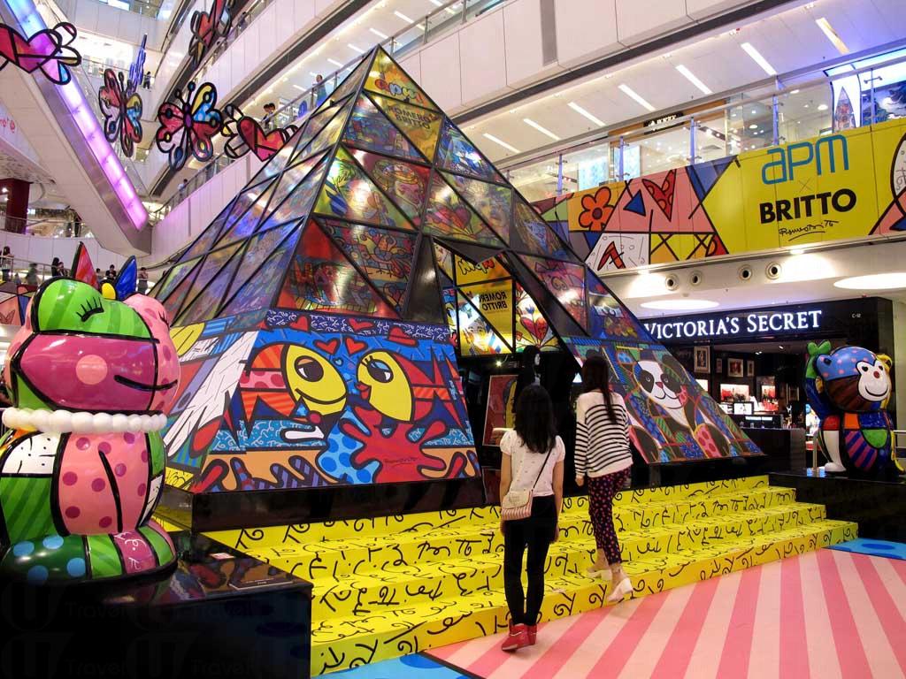 巨型普普藝術金字塔 登陸apm | U Travel